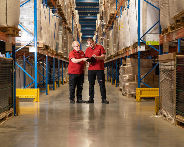 Volledige logistieke oplossingen in ons warehouse - Jonker transport